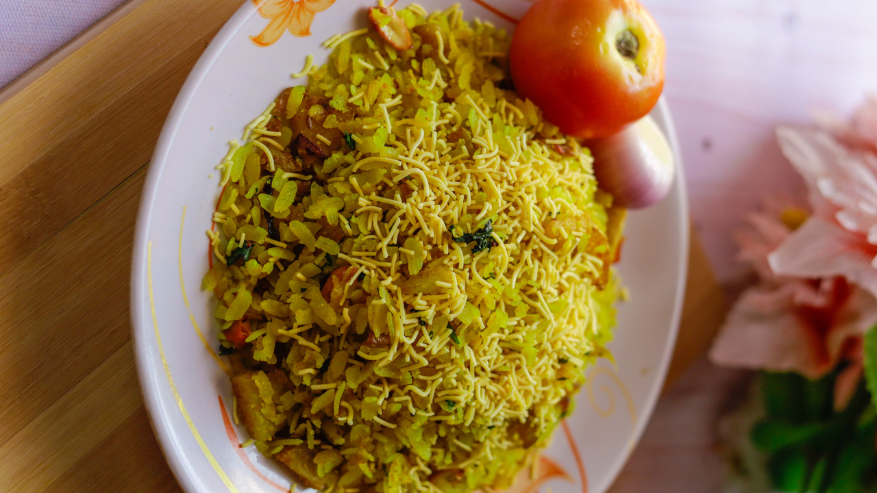 What is the Nutritional Value of Poha? Does it Contain Milk? - Medical ...
